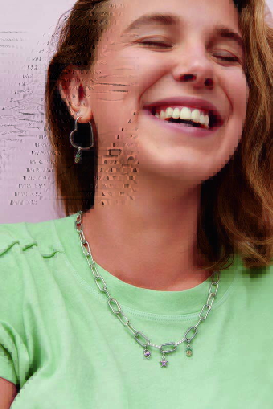 Millie Bobby Brown’dan Pandora’ya Özel Koleksiyon - MODA HABER Haberleri