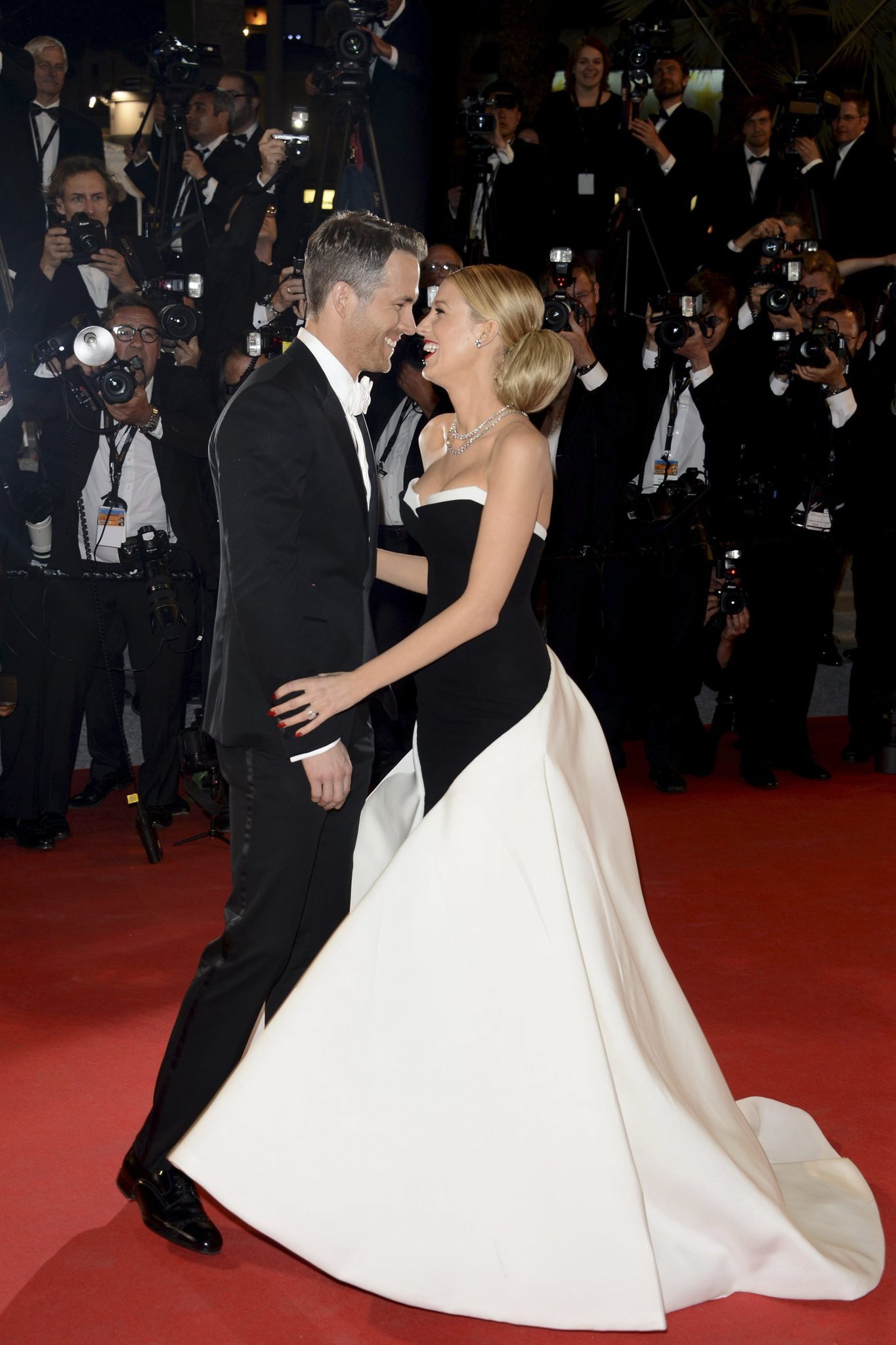 Blake Lively ve Ryan Reynolds'tan 1 Milyon Dolarlık Bağış - ÜNLÜ STİLİ ...